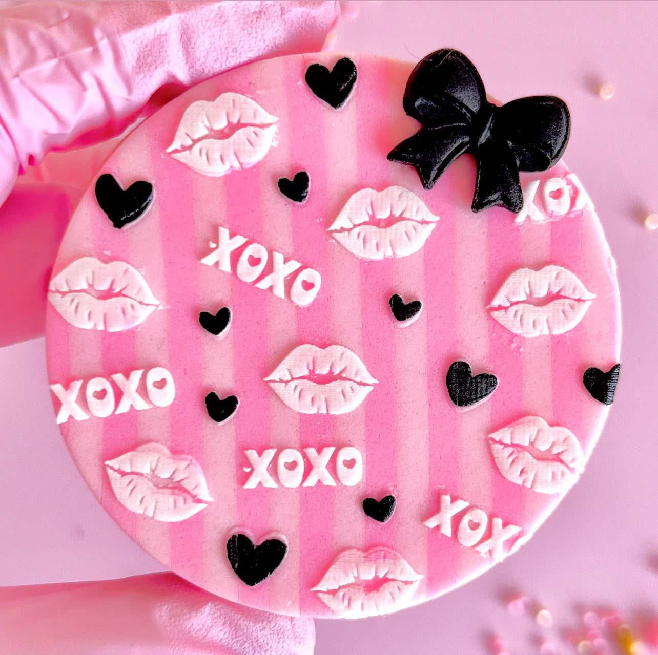XOXO LIPS PATTERN - RAISED EMBOSSER – Bake Box Boutique