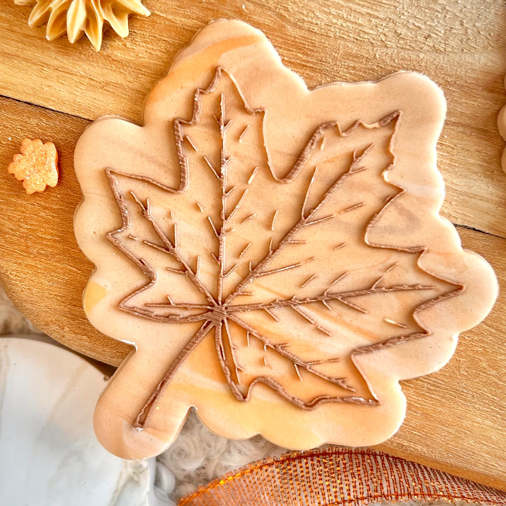 OAK LEAF - RAISED EMBOSSER – Bake Box Boutique
